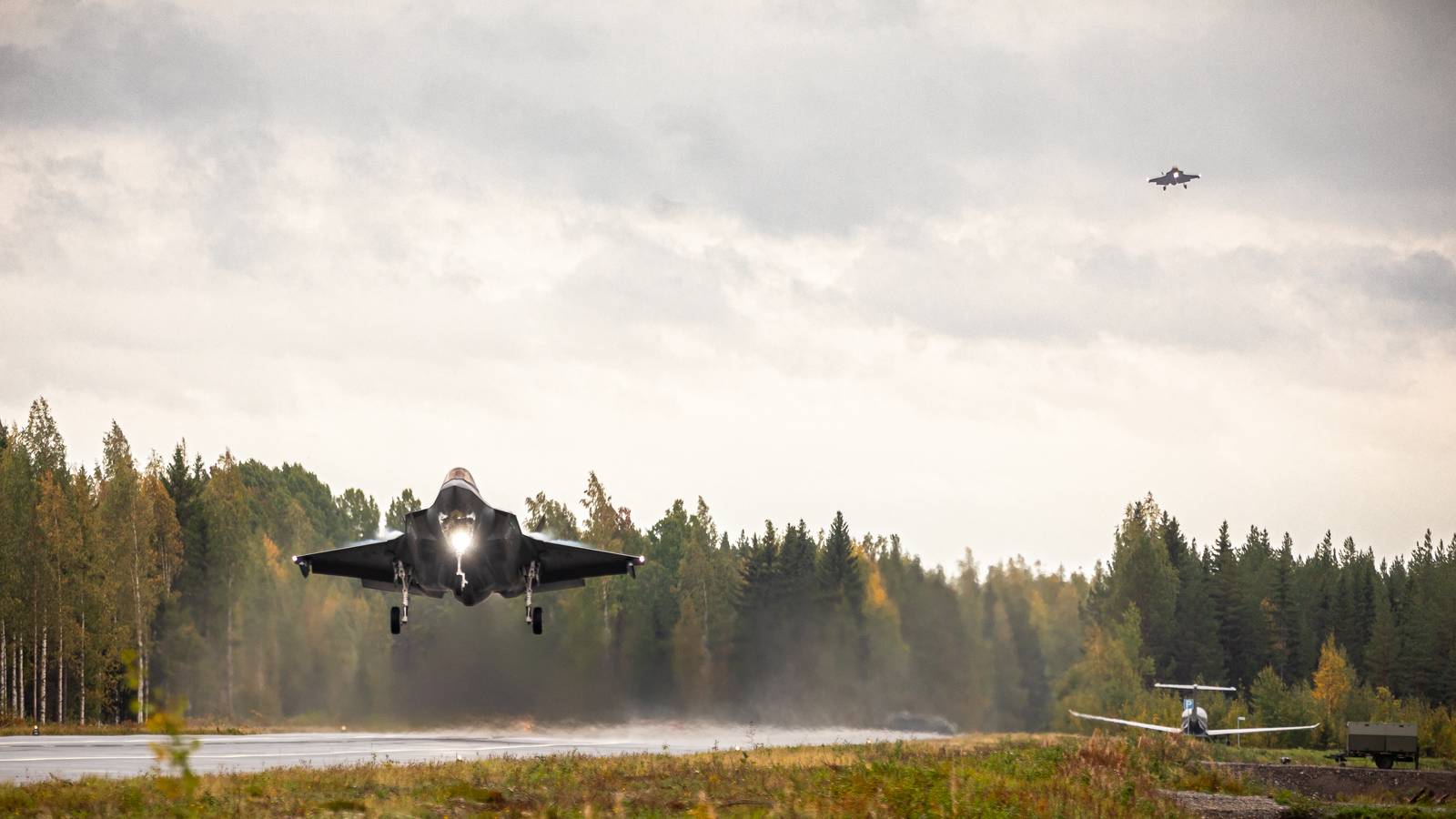Norske F35-fly landet på motorvei i Finland – NRK Nordland