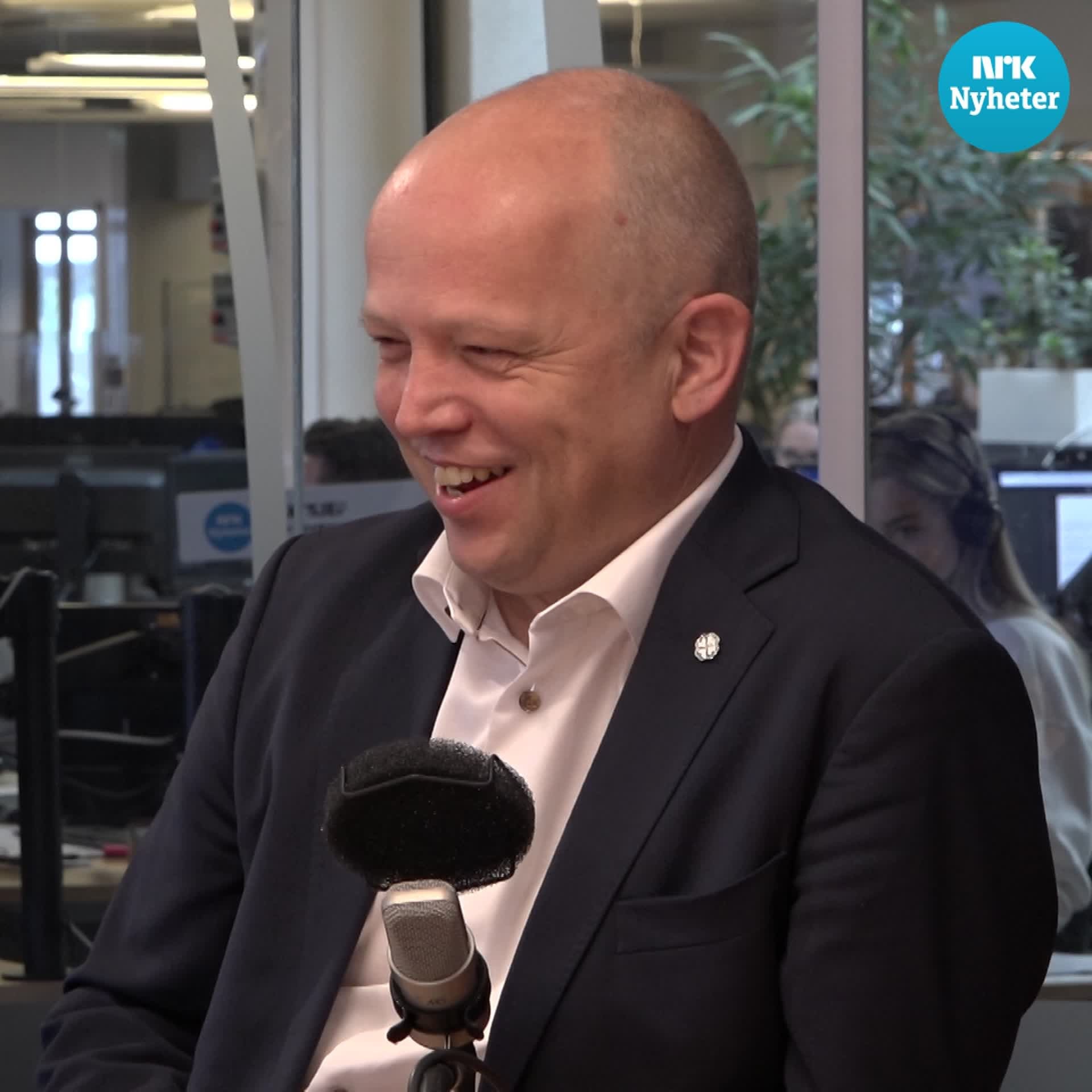 Trygve Slagsvold Vedum synger «Jovial » i studio – NRK