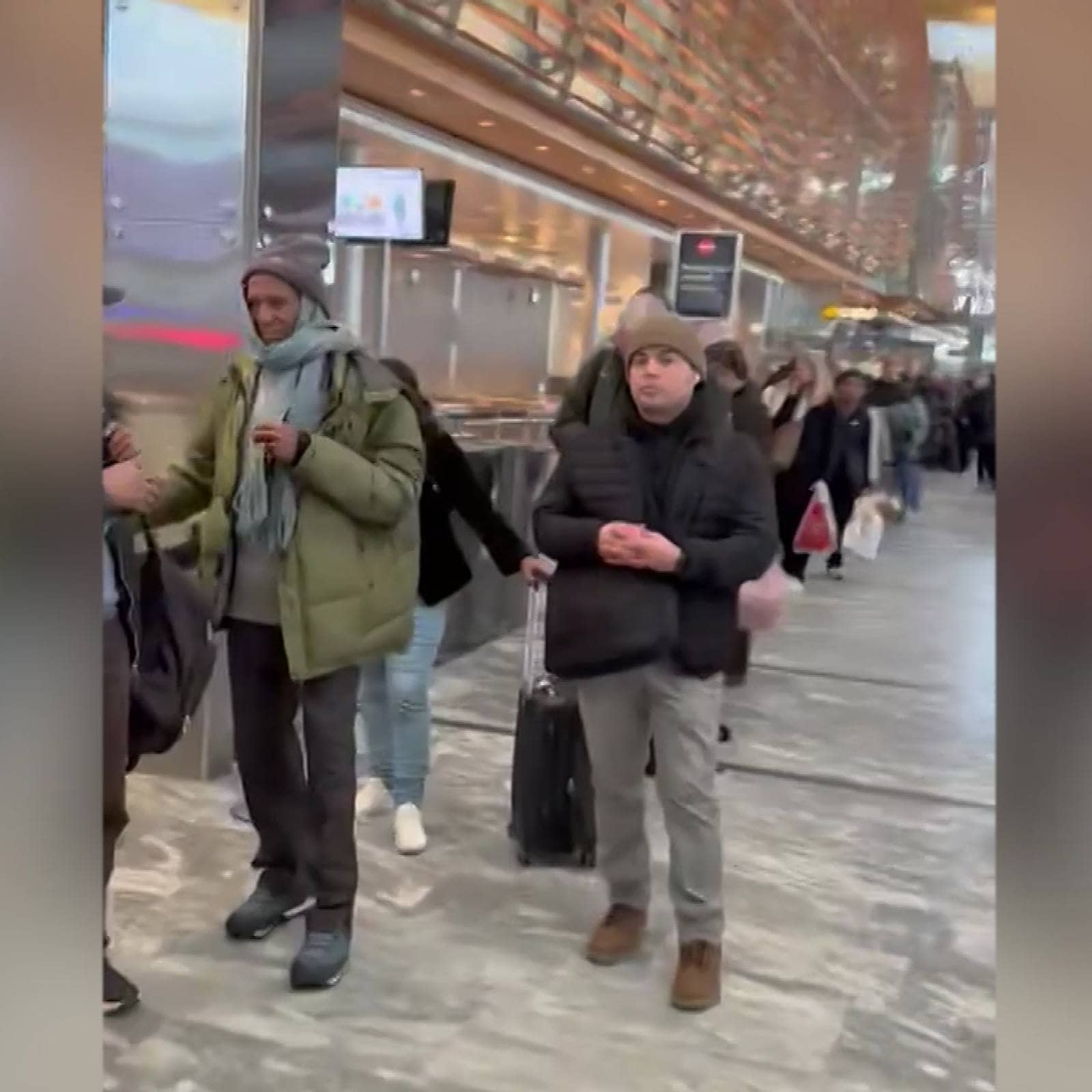 Lange køer på Oslo Lufthavn: – Jeg gir opp og går hjem – Stor-Oslo