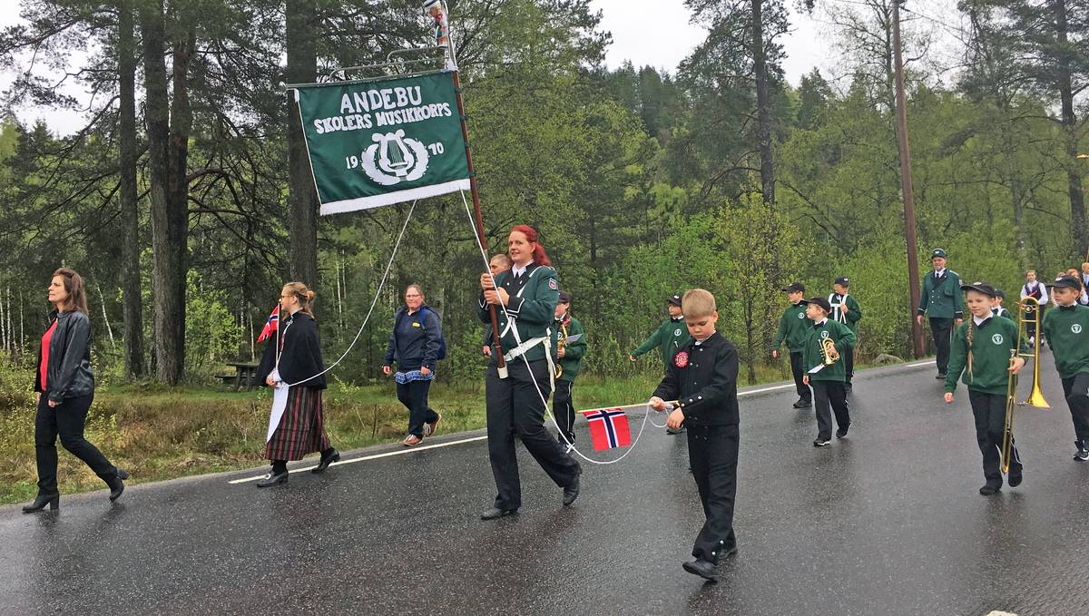 Andebu skolers musikkorps kunne reise fanen igjen – NRK Vestfold og ...