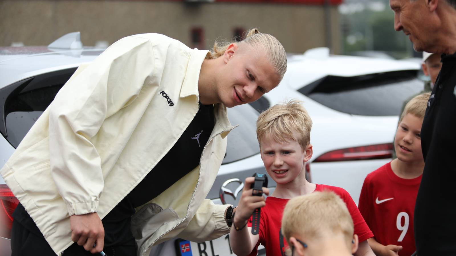 Erling Braut Haaland overrasket barn på fotball­trening på Bryne – NRK ...