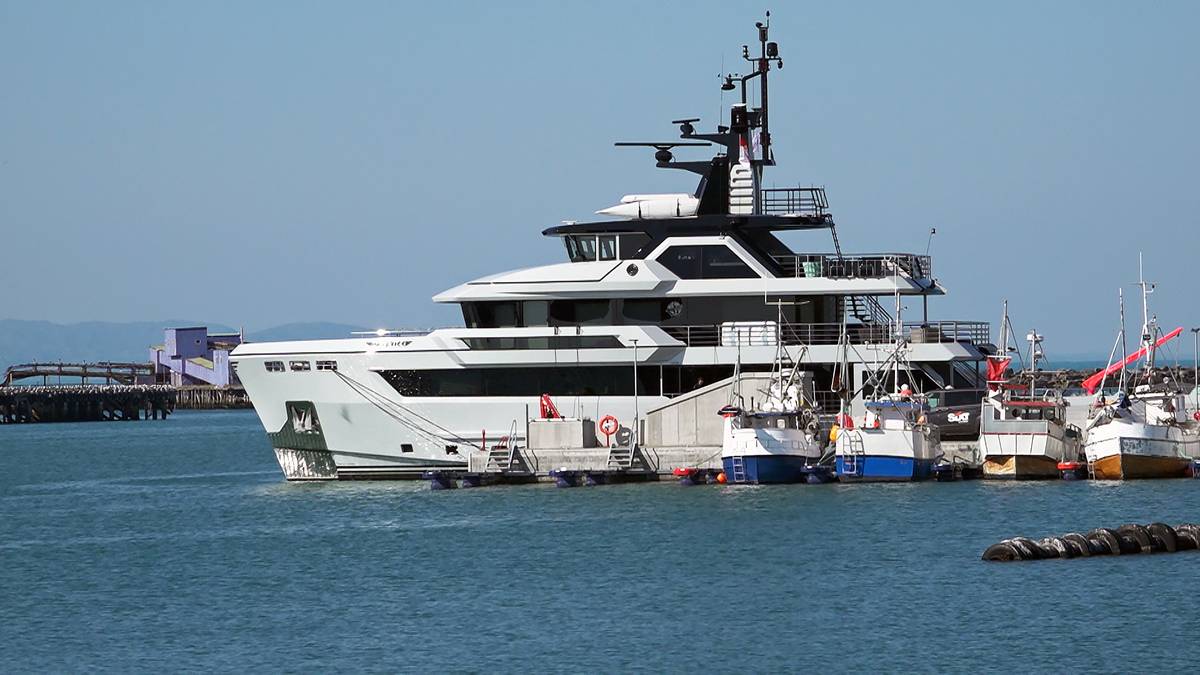 Superyacht vekker oppsikt i Varanger – NRK Troms og Finnmark