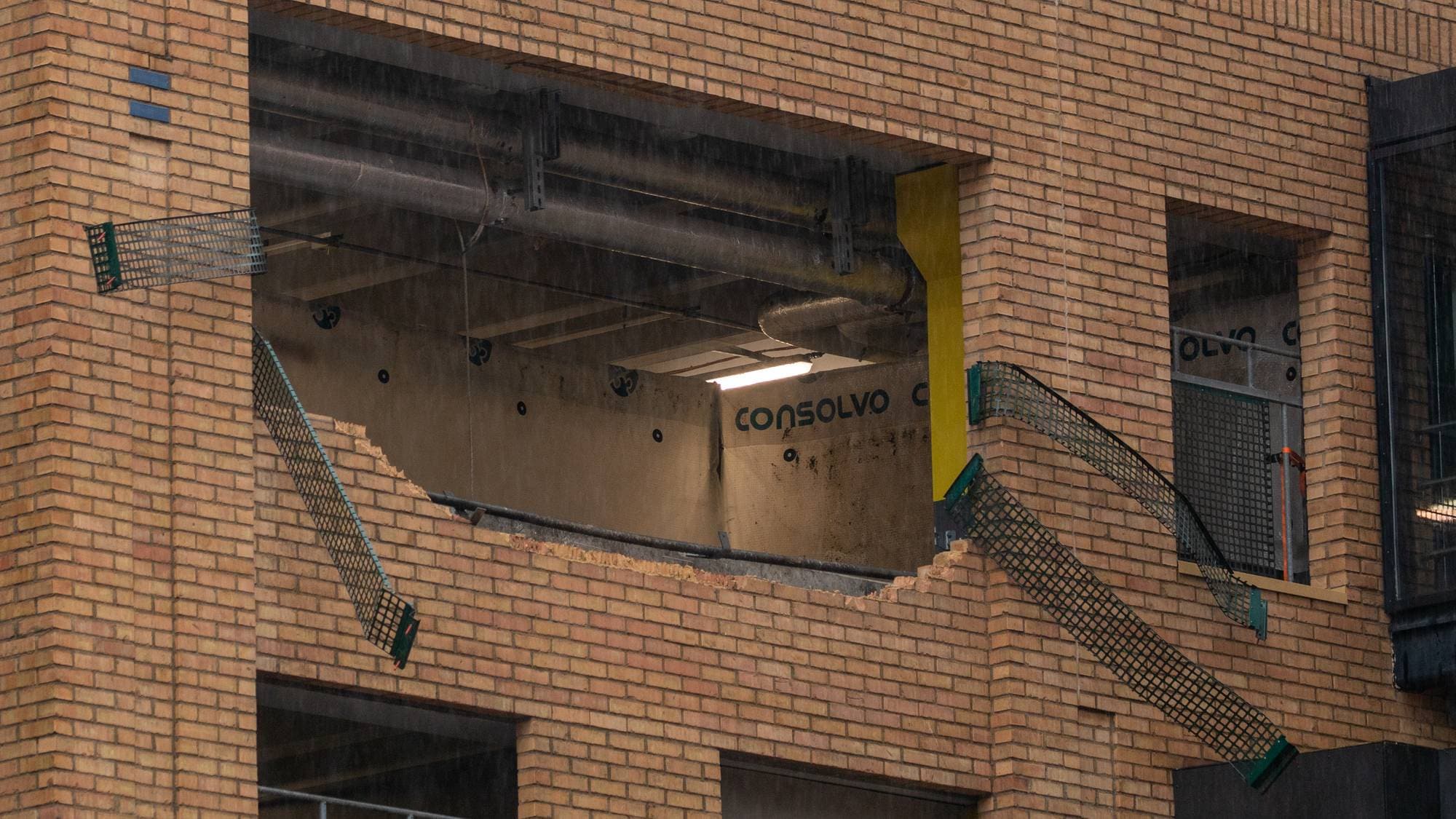 Dødsulykken i Sandvika – kjørte gjennom autovern, jerngitter og murvegg ...