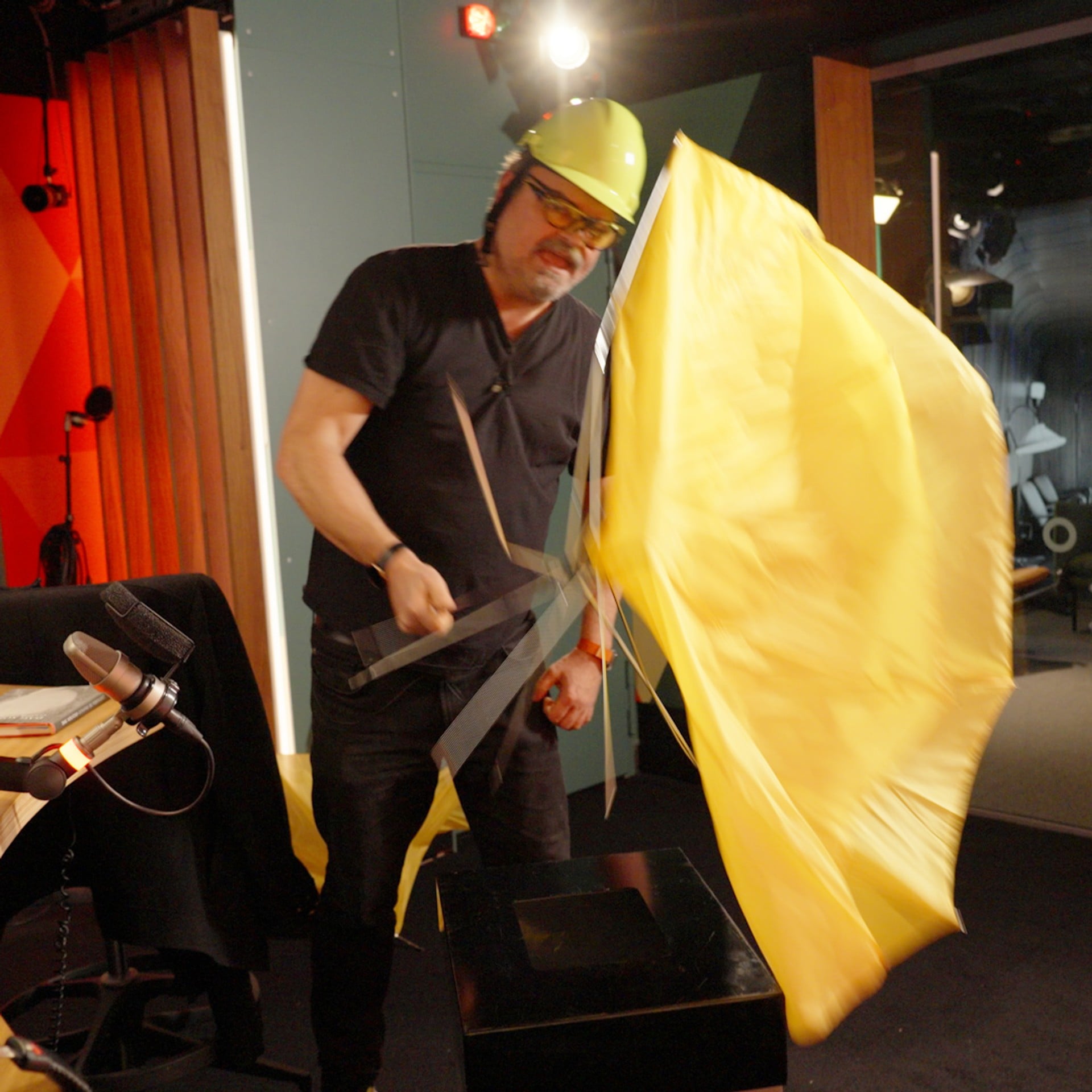 Atle Antonsen gjenskaper Dag Solstads ikoniske paraplyscene – NRK