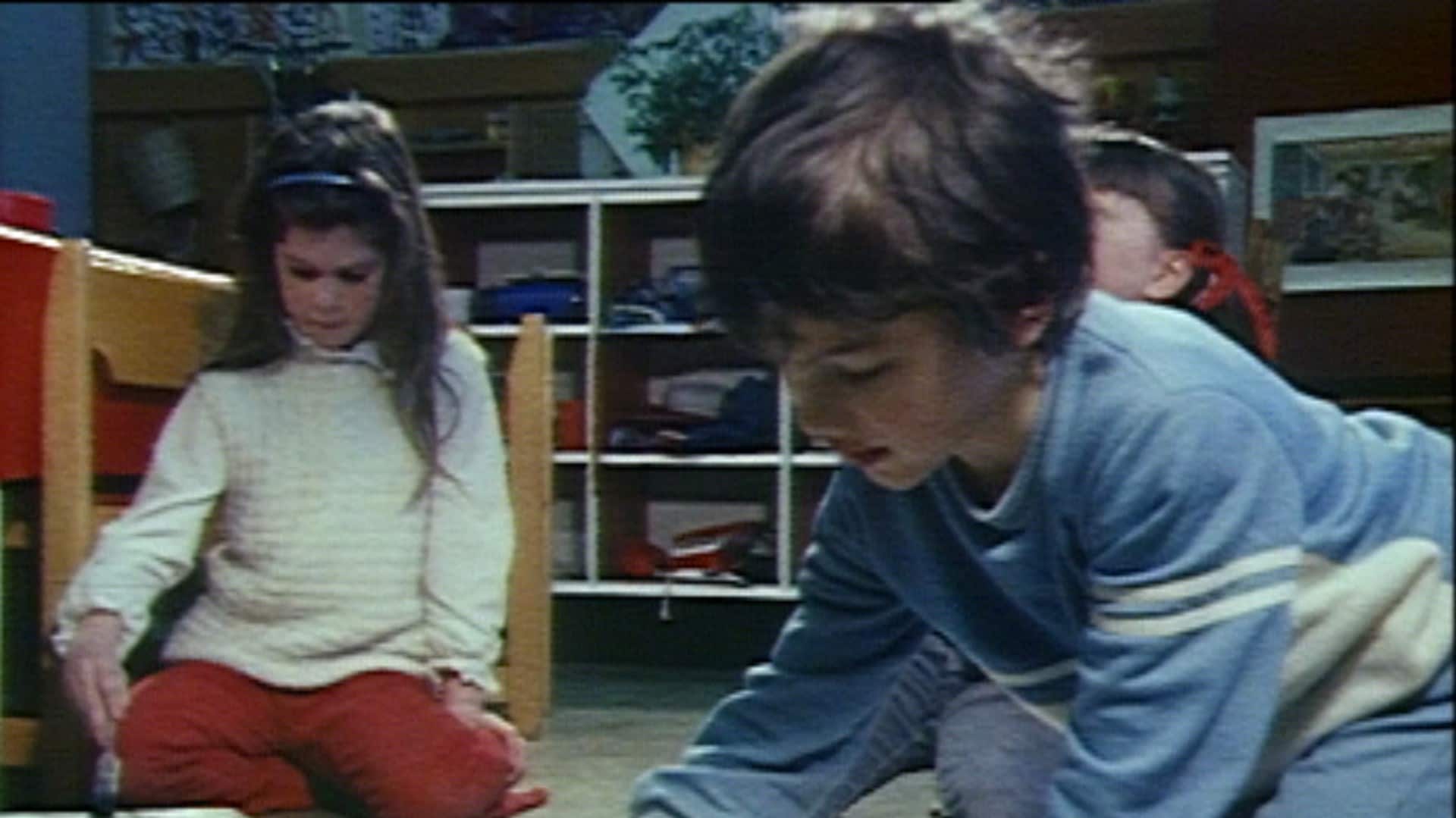 Med blanke ark og fargestifter til... - NRK TV