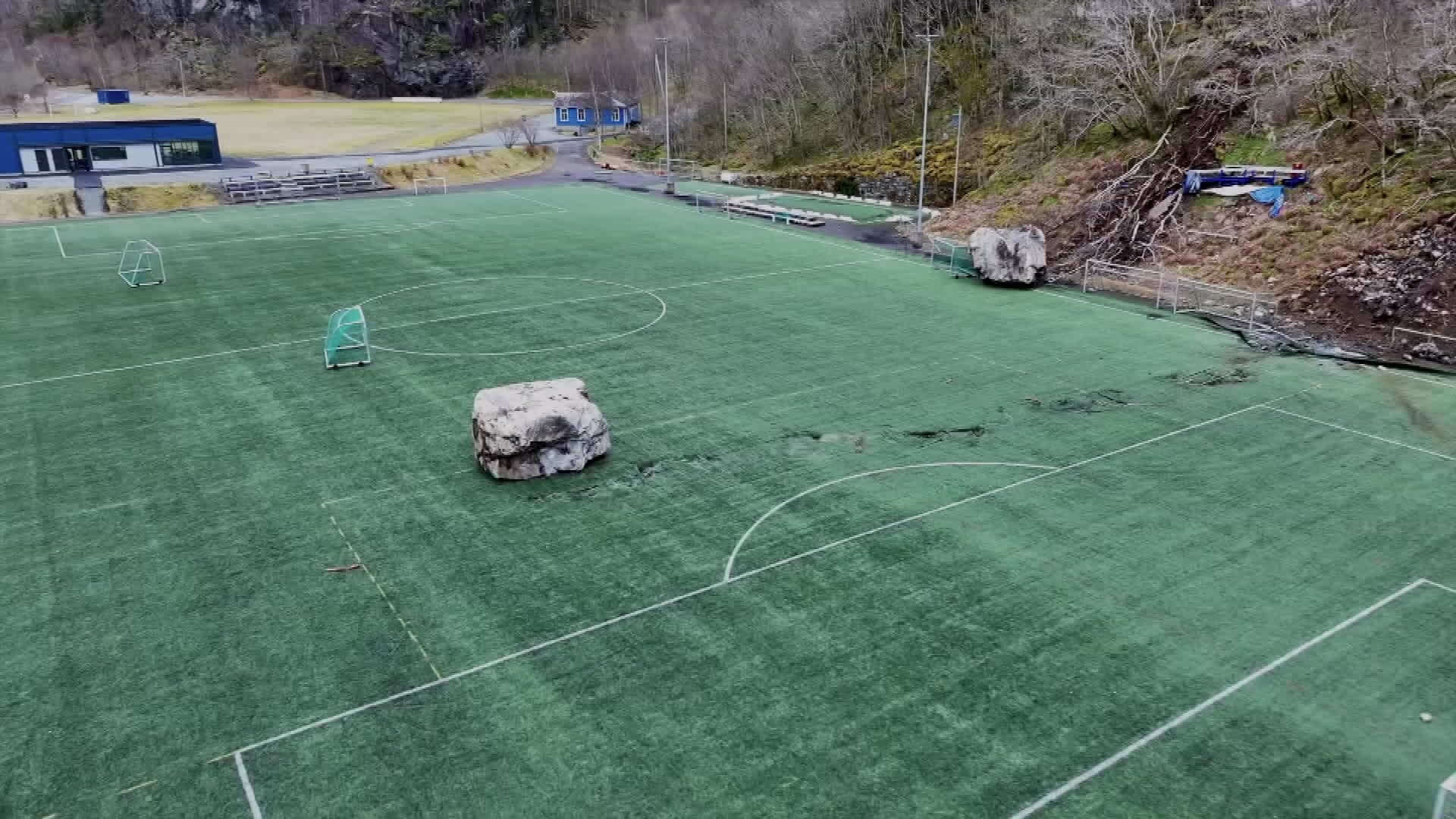 Kampesteinar knuste fotballbane – NRK
