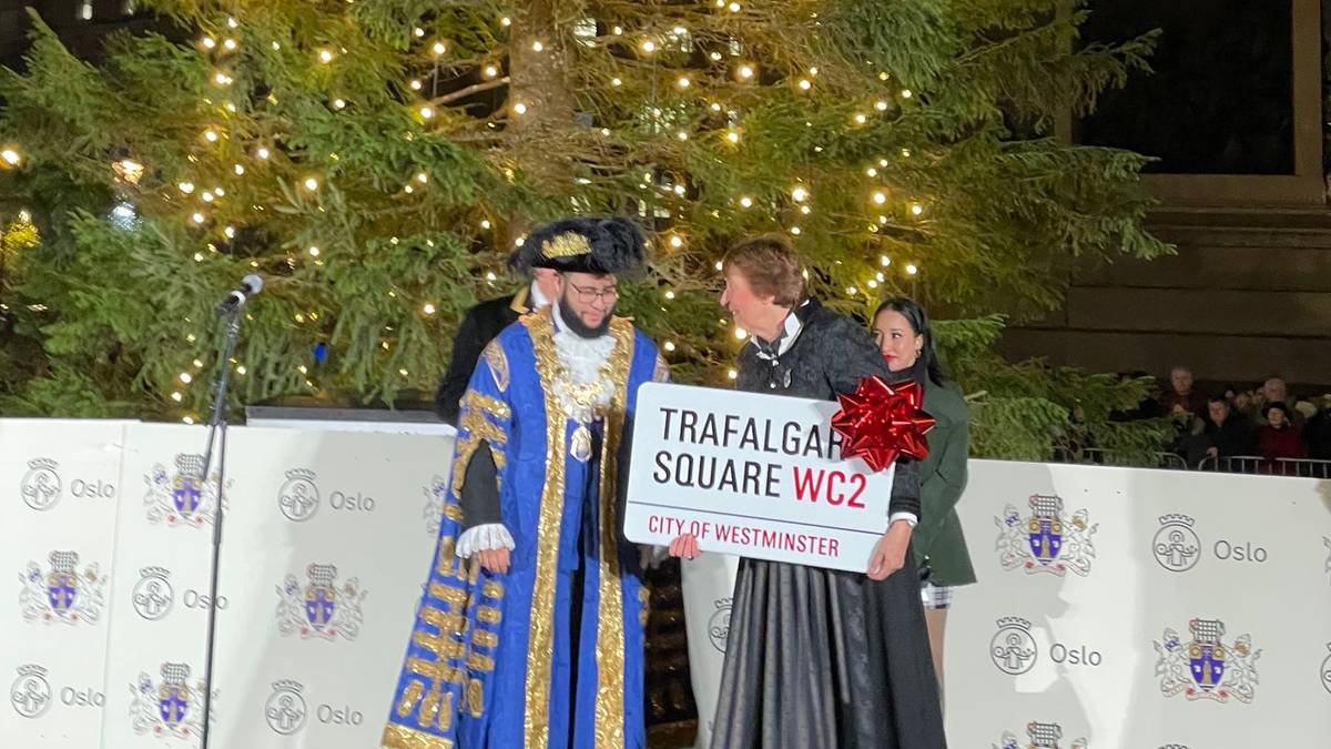 Oslo-treet på Trafalgar Square er tent – Siste nytt – NRK