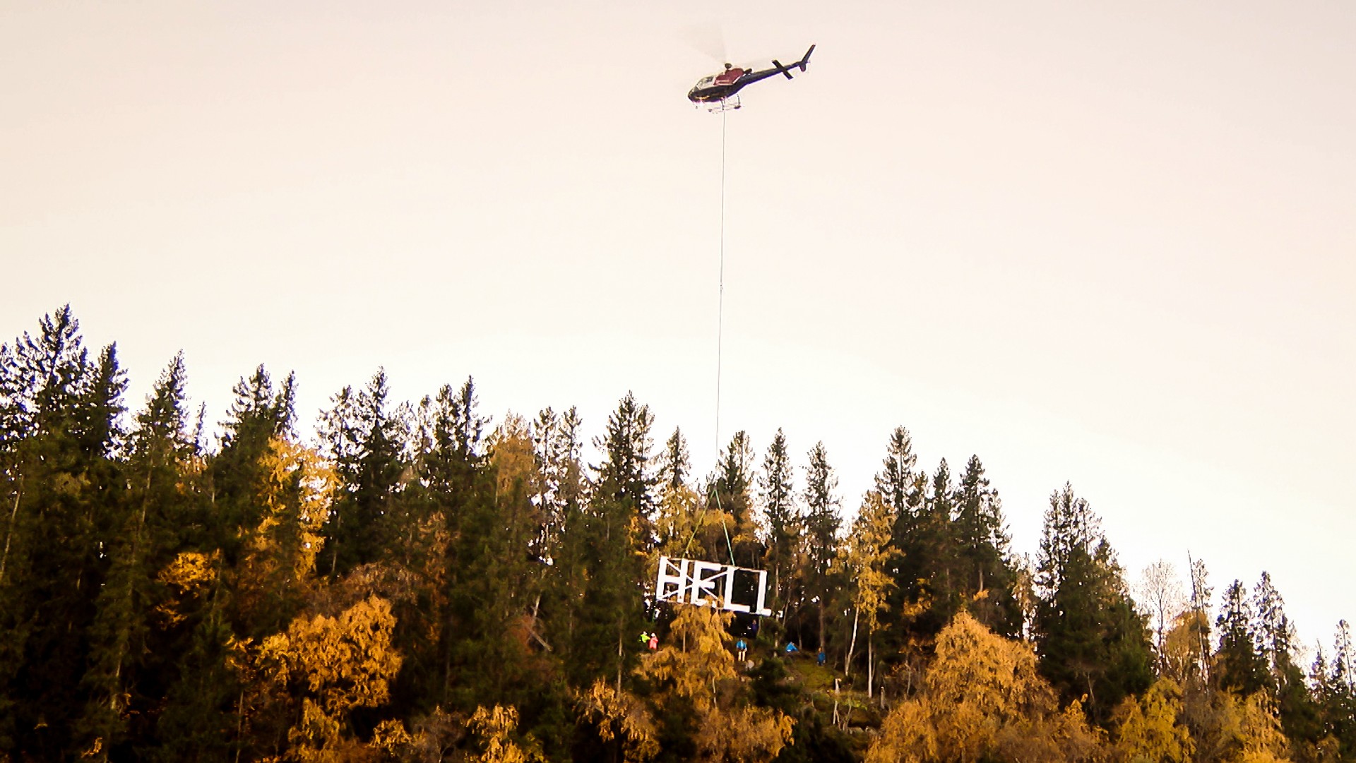 Her flyr de Hell-skiltet på plass – NRK Trøndelag – Lokale nyheter, TV ...