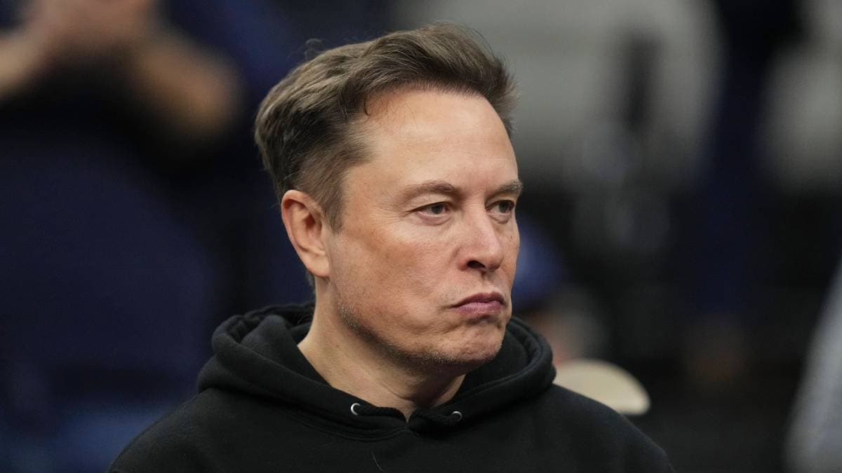 Starmer med krass kritikk av Elon Musk – Siste nytt – NRK