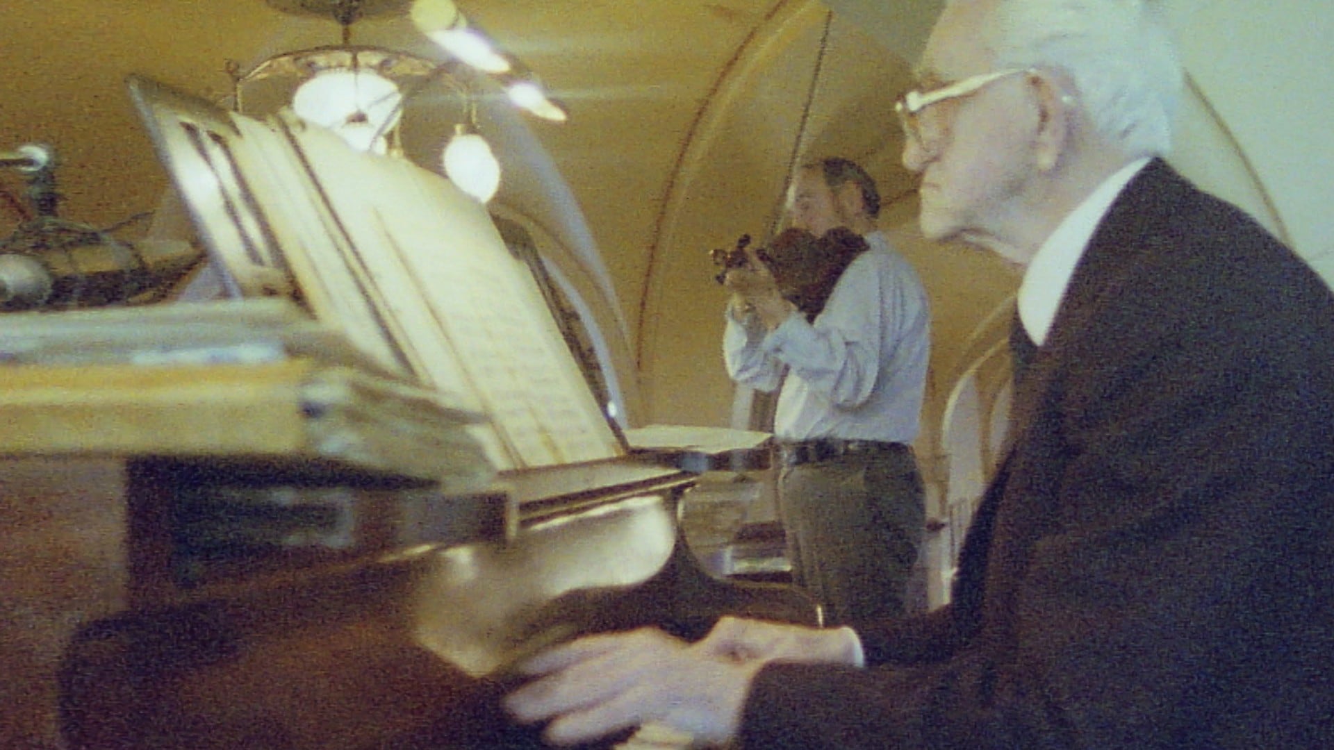 man må spille det folk vil ha - NRK TV