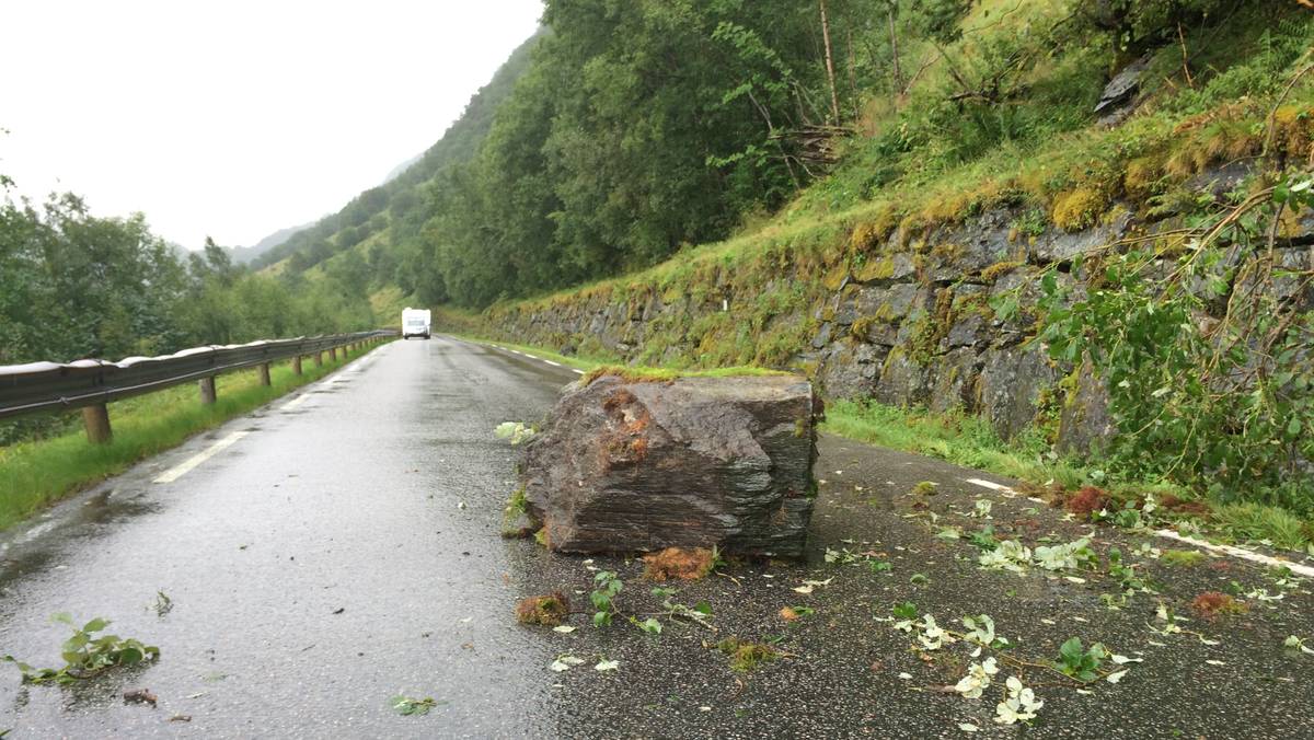 Stor stein dundra i vegbana på fv 609 – NRK Vestland