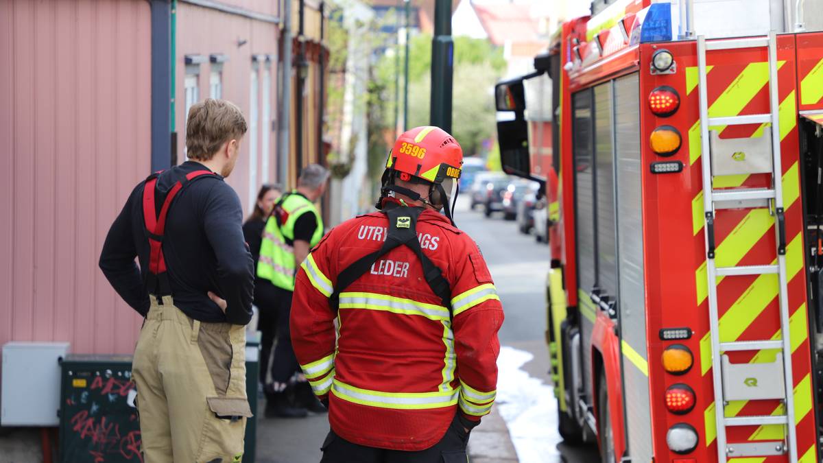 Kvinne alvorlig skadet etter ran – ble dratt etter bil – Siste nytt – NRK