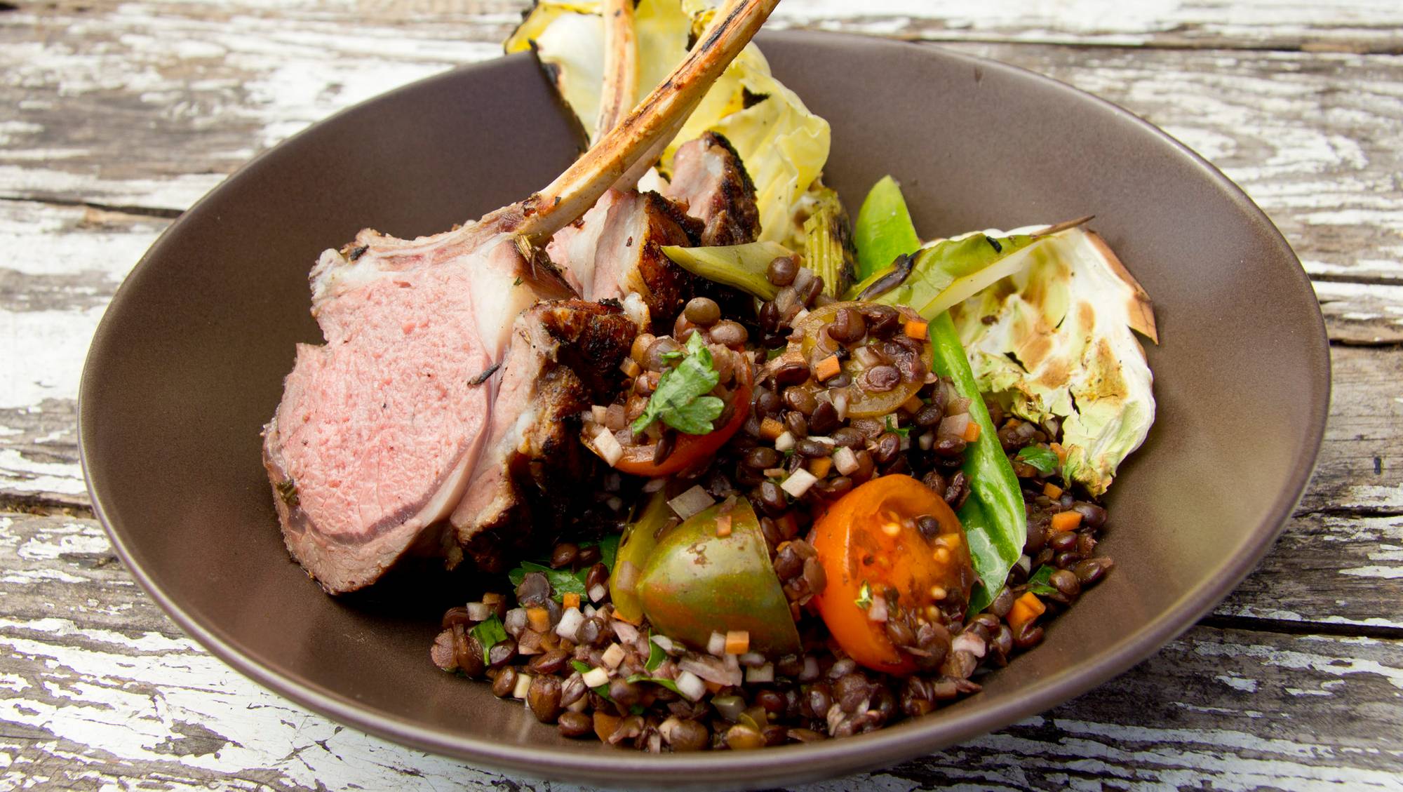 Grillet lam med puylinser og syltet agurk – NRK Mat – Oppskrifter og ...