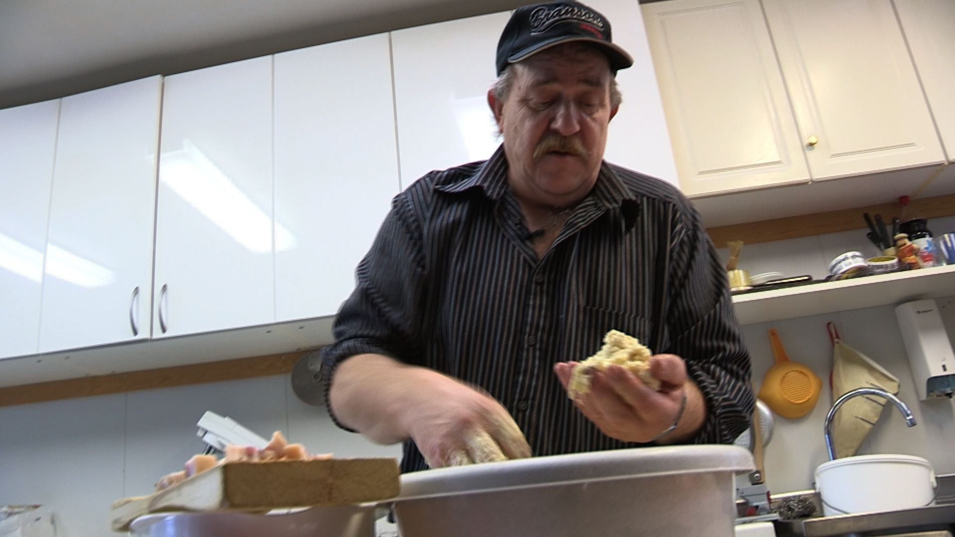 Bjarne Kartevoll lager komler – NRK