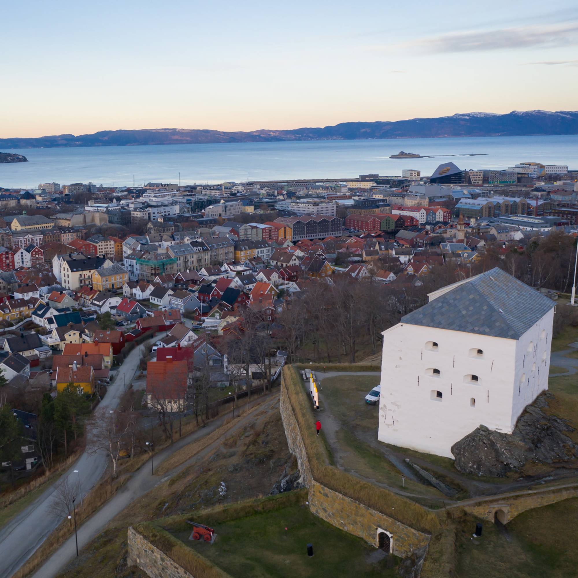 Stort utbrudd av E.coli er ikke over, FHI advarer småbarnsforeldre ...