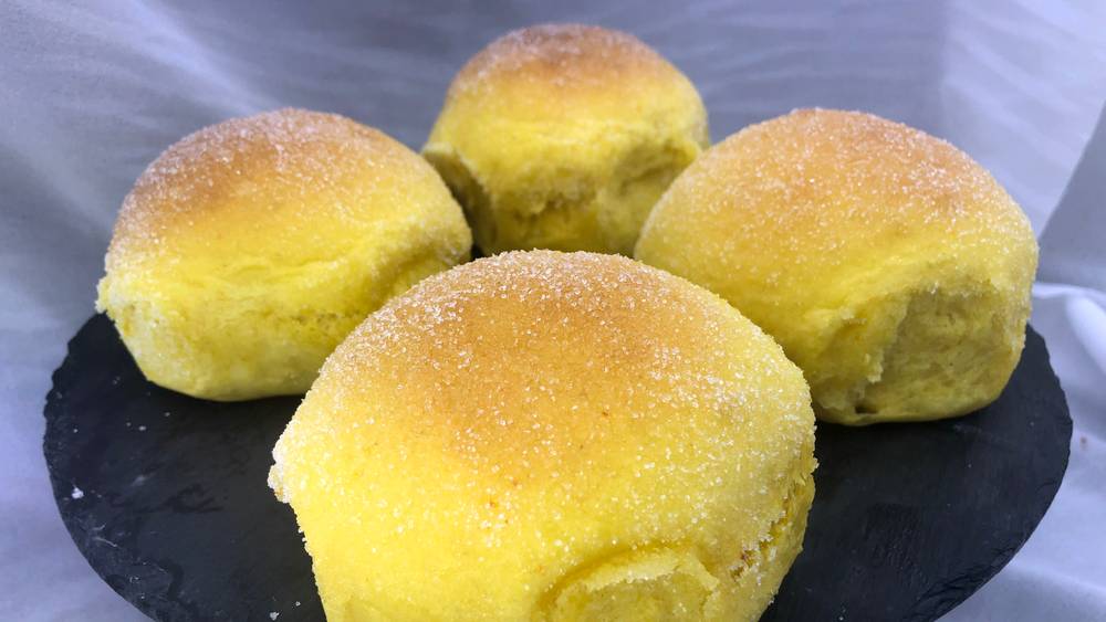 Sukrede safranboller i langpanne – NRK Mat – Oppskrifter og inspirasjon