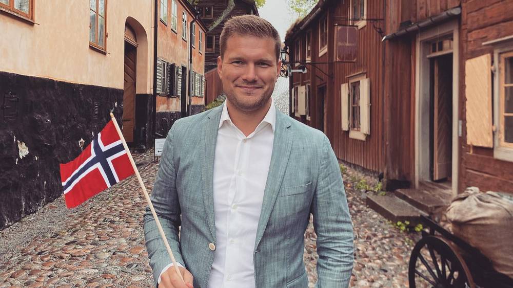 Simon Stisen får mer pes fordi han er kristen enn for at han er homofil ... Simon Stisen får mer pes fordi han er kristen enn for at han er homofil ...