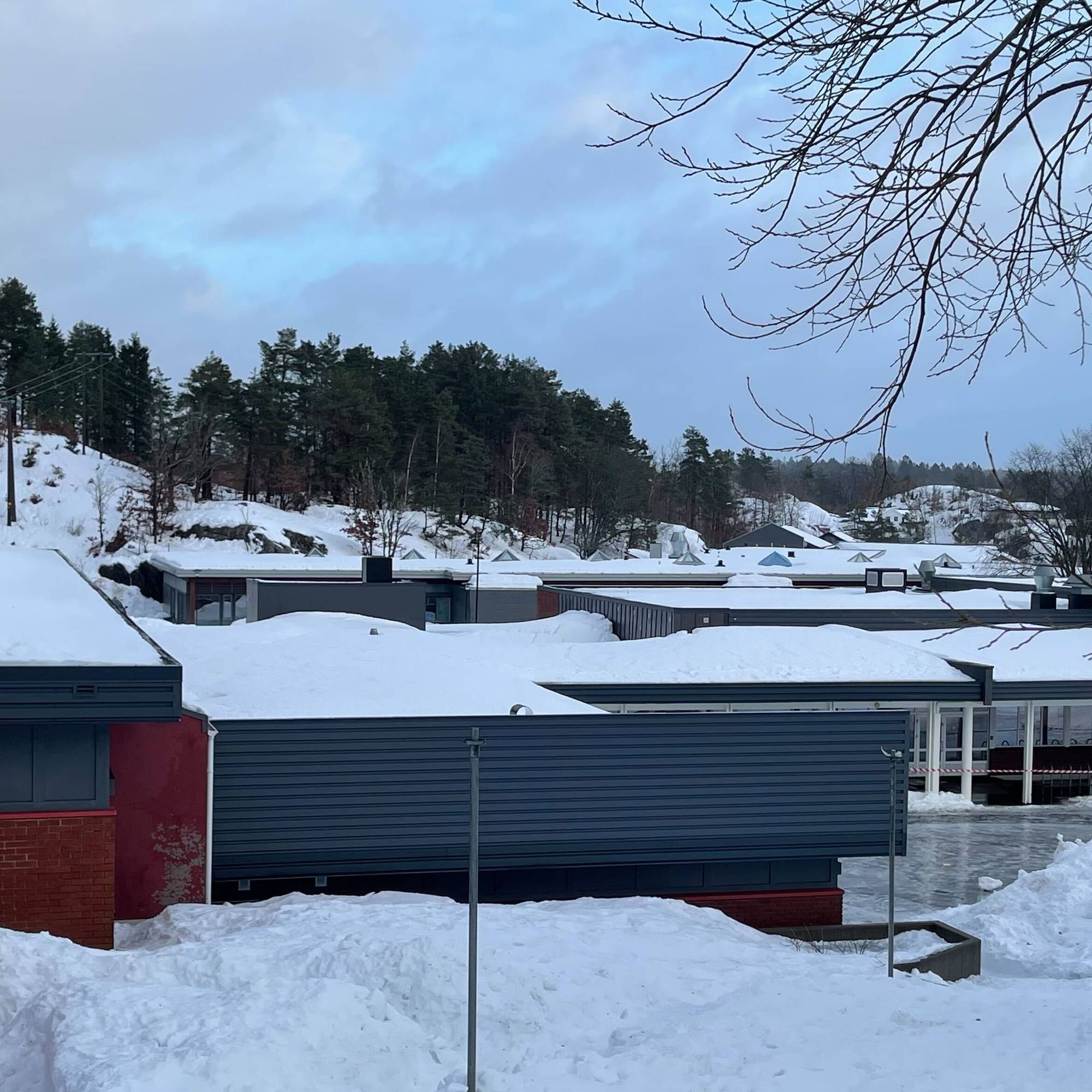 Stenger flere skoler på grunn av vannlekkasjer og kollapsa tak – NRK ...