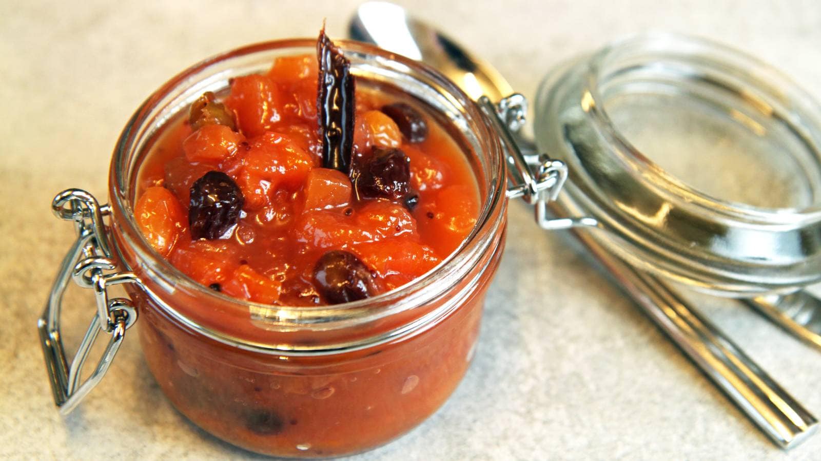 Plomme- og pærechutney med ingefær og kardemomme – NRK Mat ...