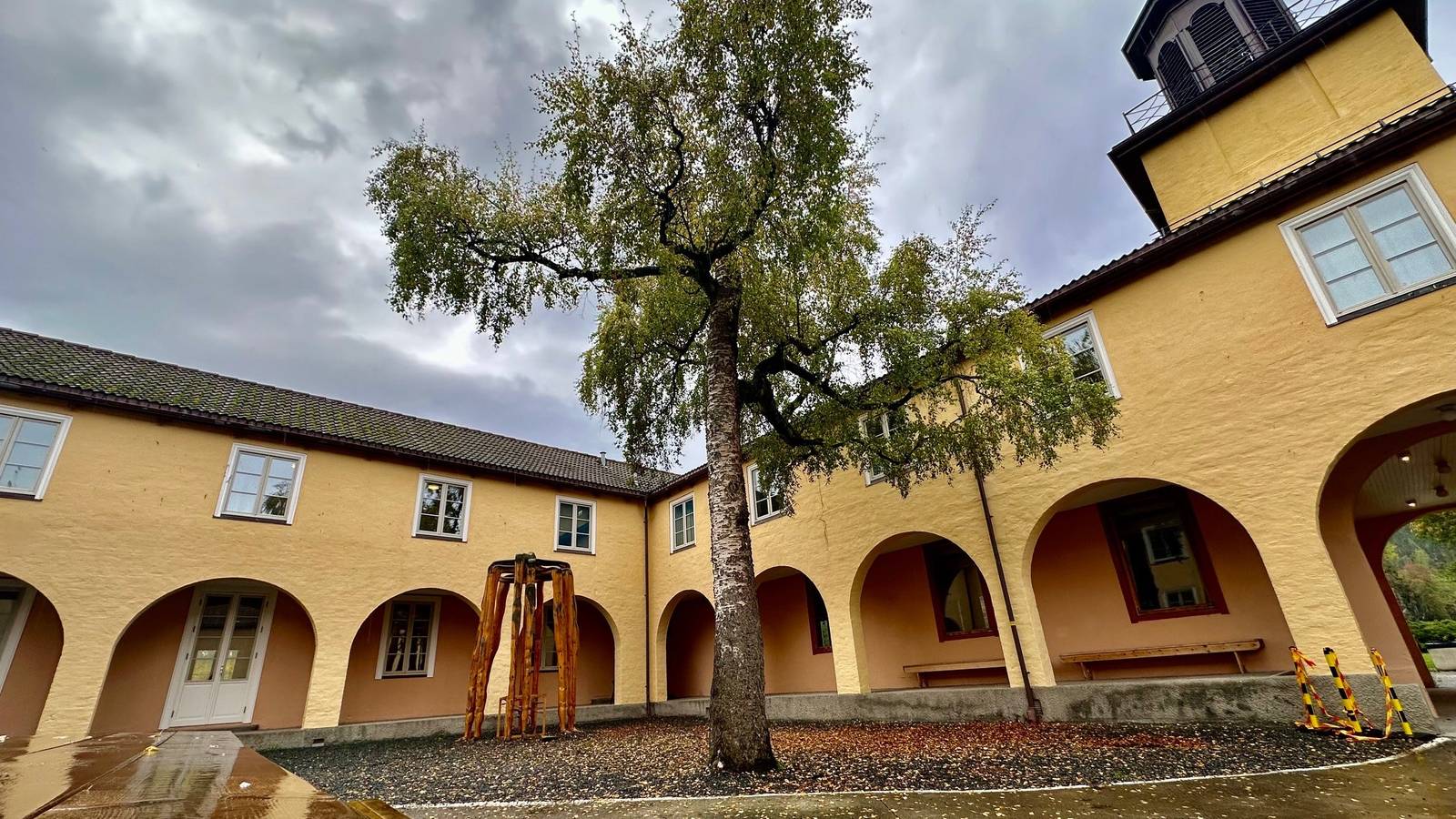 Bjørka på Falstad står på det som var en av Norges største fangeleirer ...