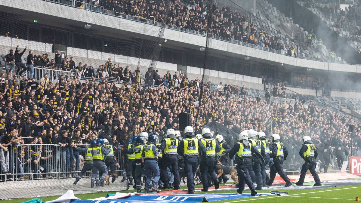 Skandalescener under fotballkamp i Stockholm – NRK Sport – Sportsnyheter, resultater og sendeplan