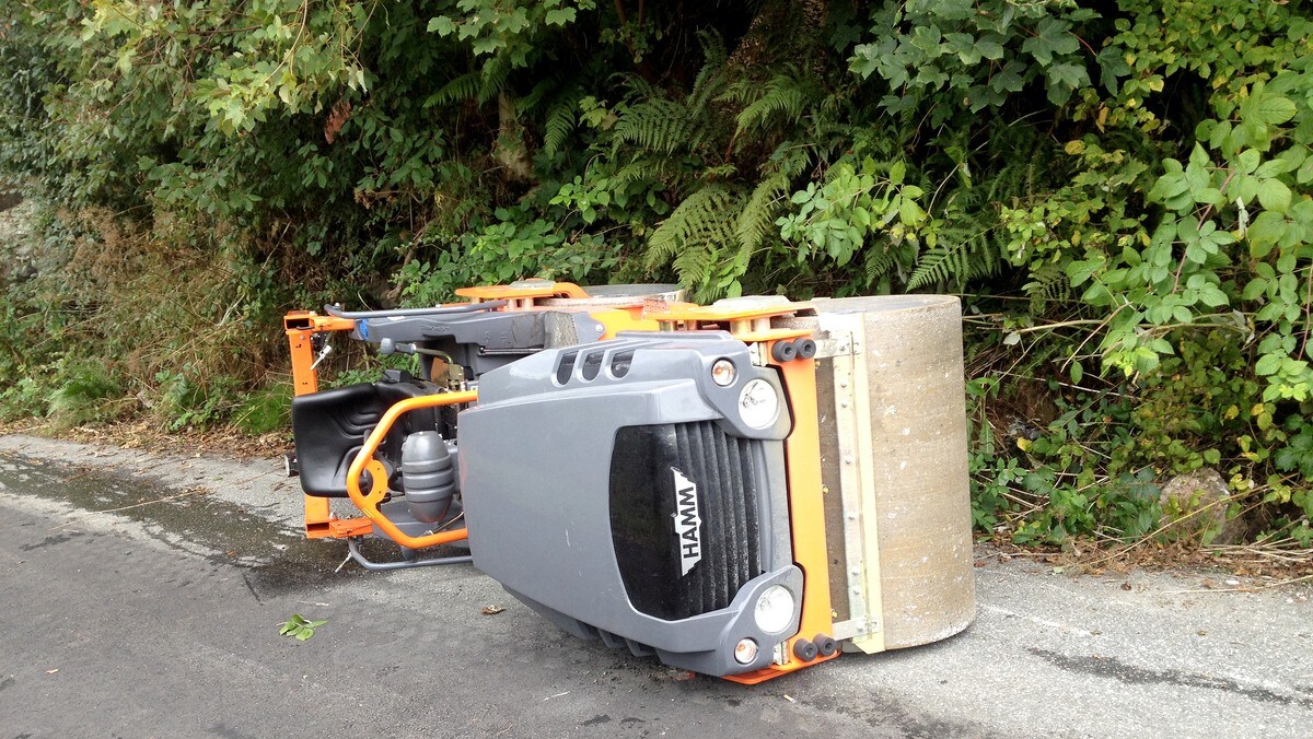 Skadet etter velt med veivals – NRK Vestland