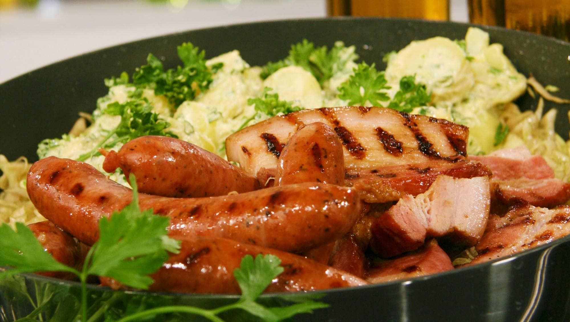 Krydret pølse med surkål – NRK Mat – Oppskrifter og inspirasjon