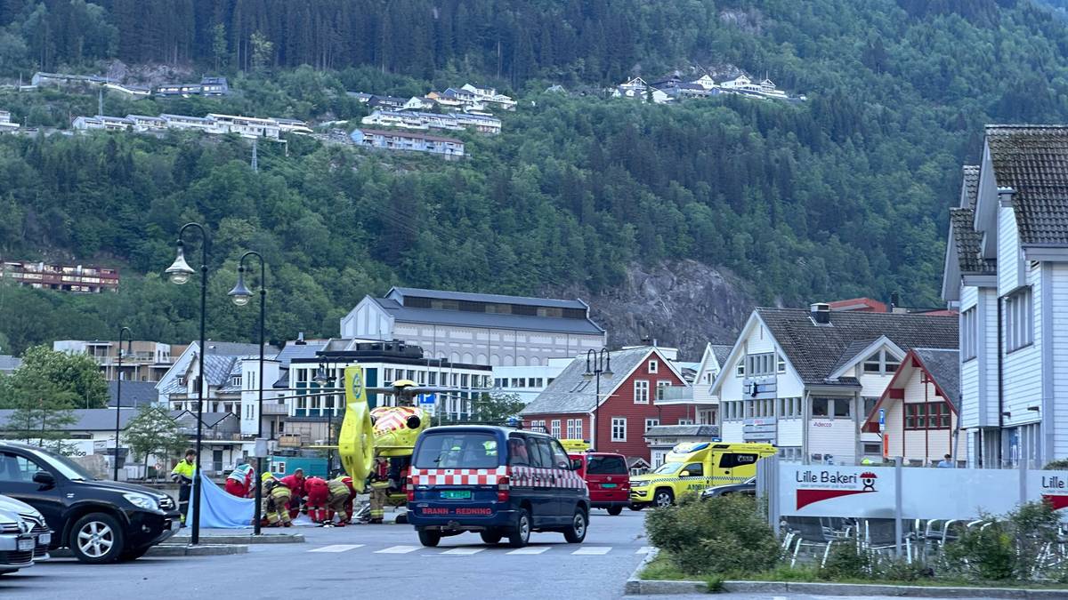Lastebilsjåfør fastklemt etter å ha kjørt av rv. 13 – NRK Vestland