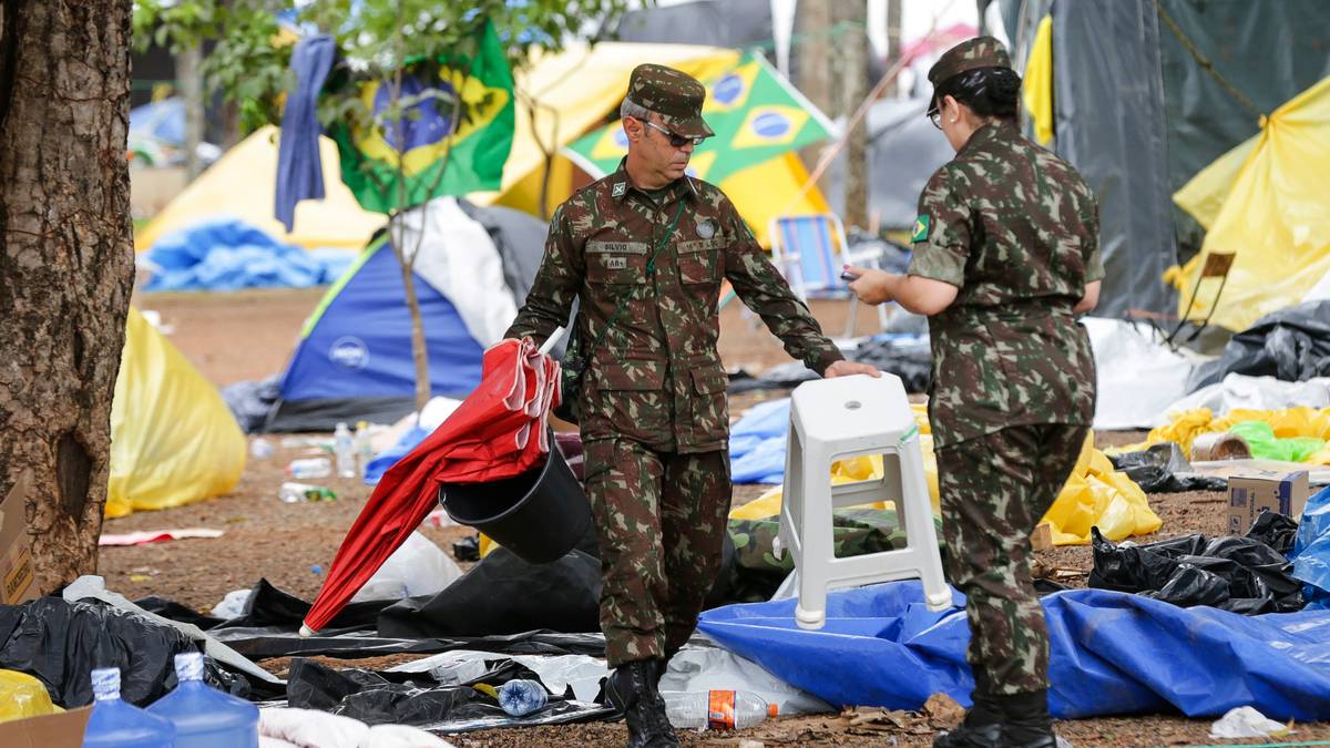 CNN: Bolsonaro-tilhengere pakker sammen teltleiren – Siste nytt – NRK