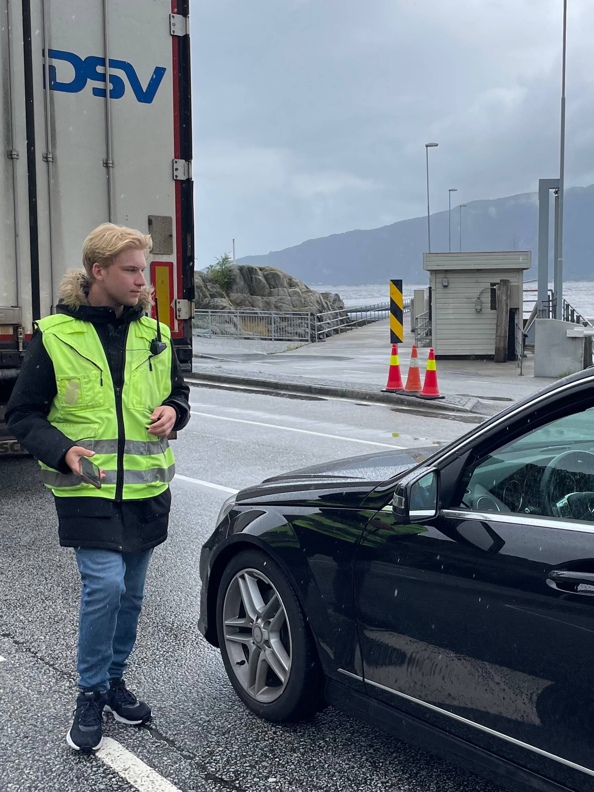 Ferjebillettør Simon må tåle mye på jobb. Han har blitt kalt nazist og fått skyld for ...