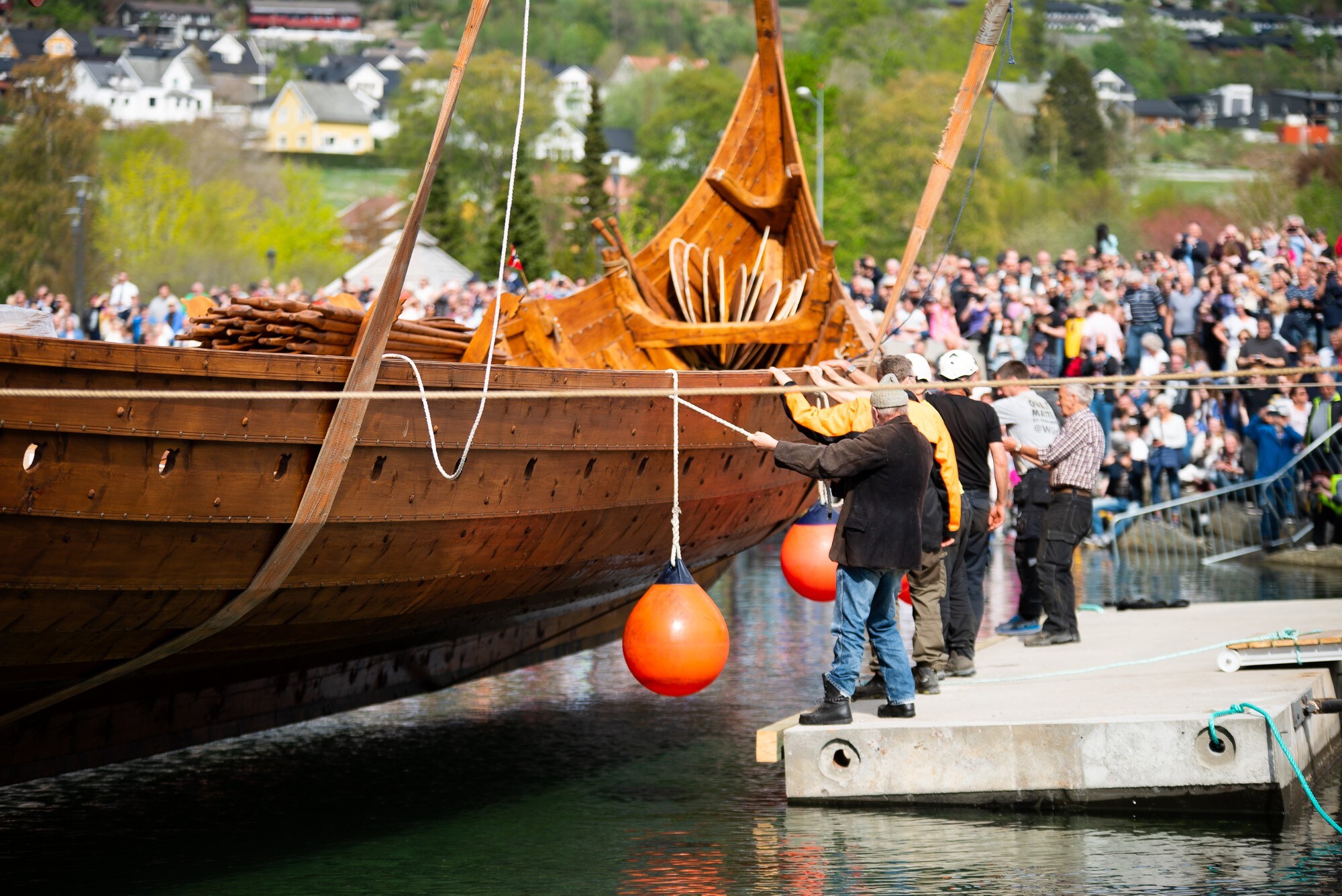 Her sjøset dei rekonstruksjonen av landets største vikingskip – NRK ...