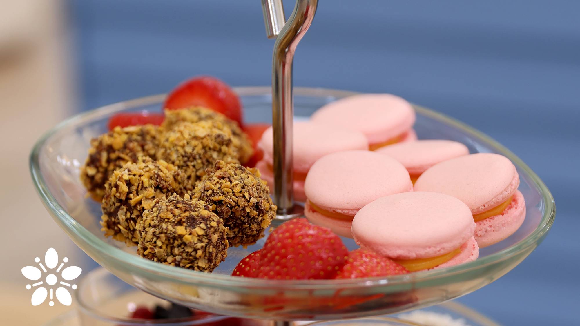 Makroner med salt karamell, pasjons­frukt­curd og sjokolade­ganasj fra «Bake­mester­skapet ...