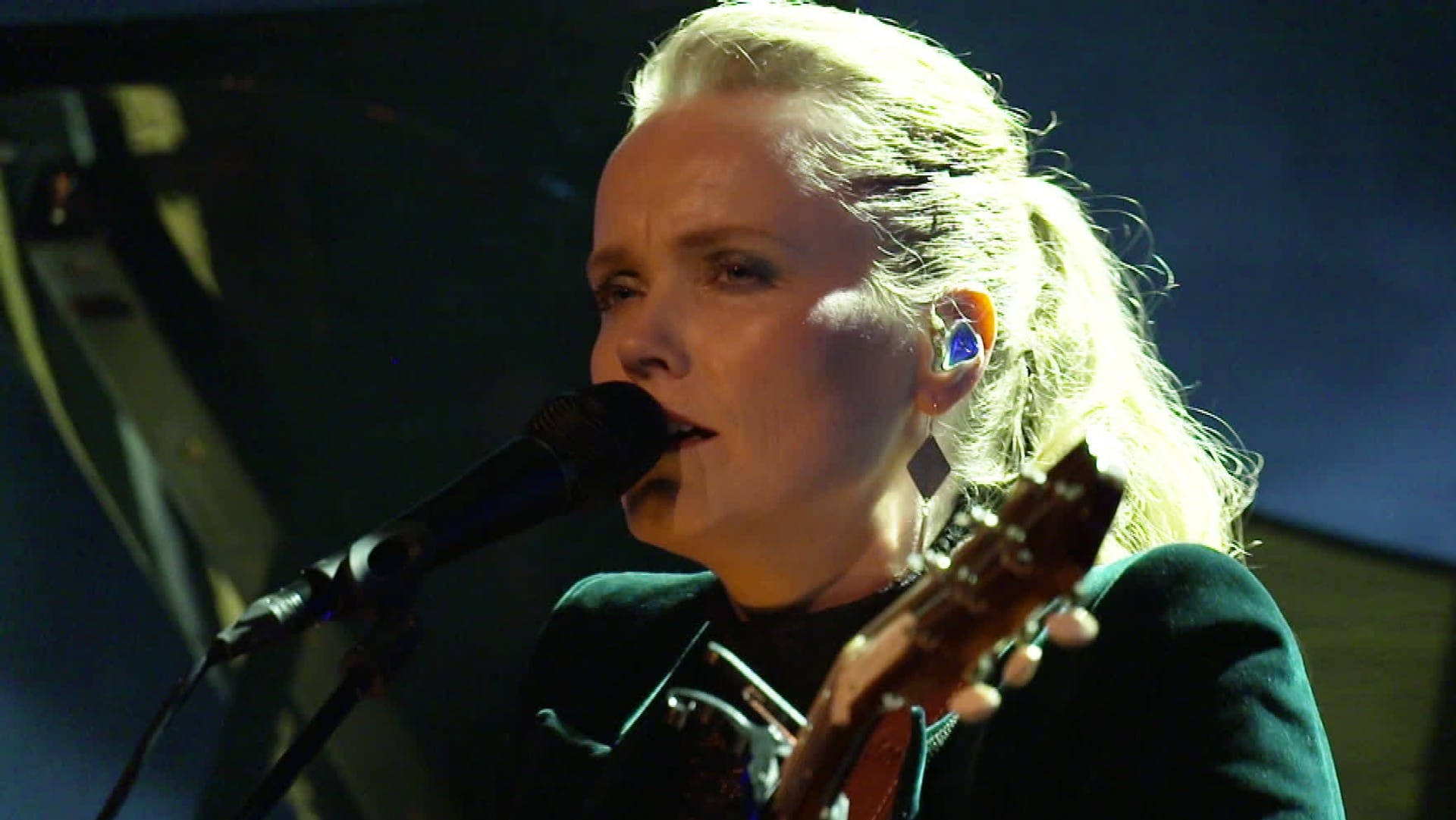 Ane Brun – «I Want To Know What Love Is» – NRK