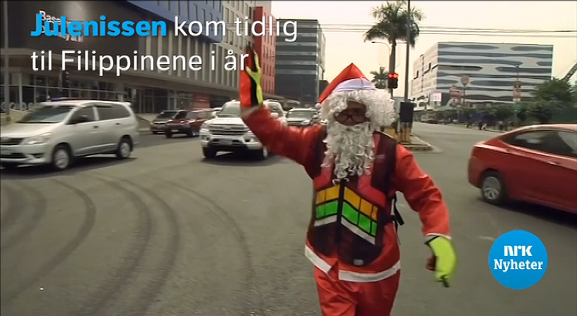 Politimann i nisseklær dirigerer trafikken med dans – NRK Urix ...