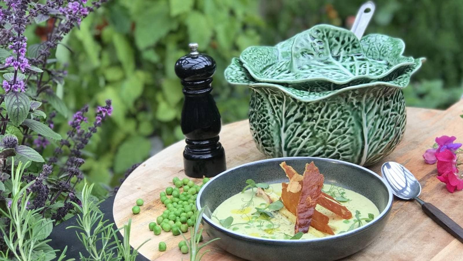 Kald ertesuppe med bakt purre og parmachips – NRK Mat – Oppskrifter og ...