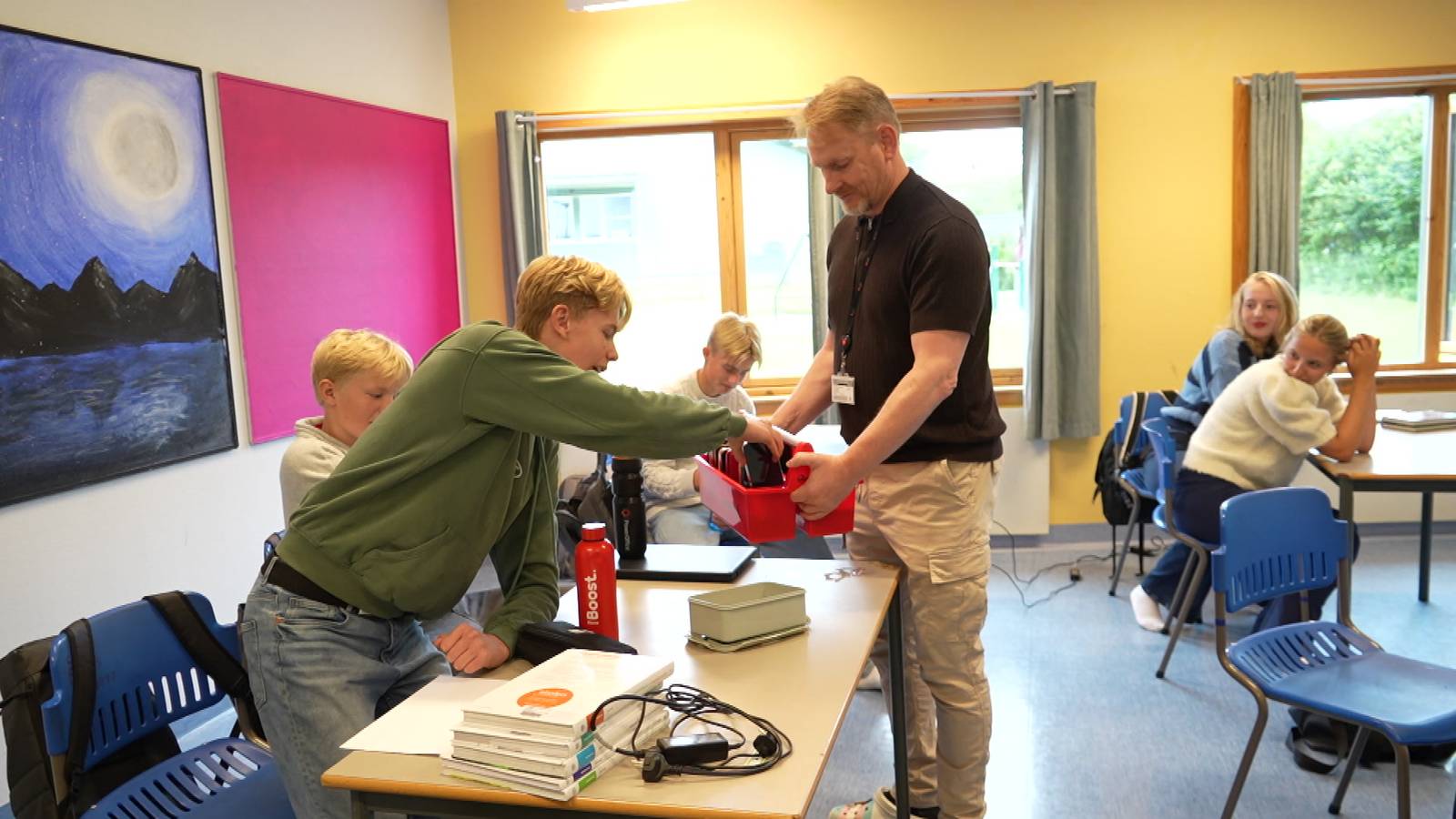 Mobilforbud i skolen. Elever i Bodø får verken ha med mobiltelefon ...