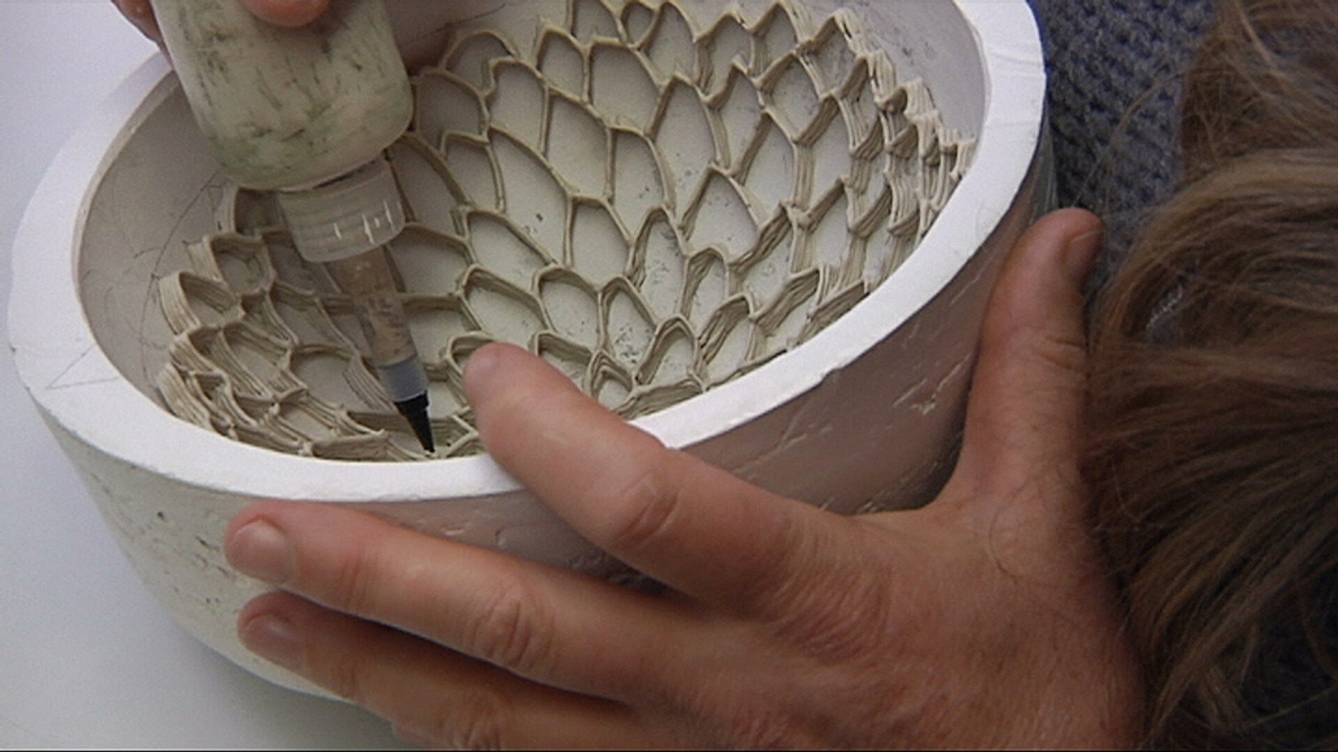 Broderer i flytende leire – NRK