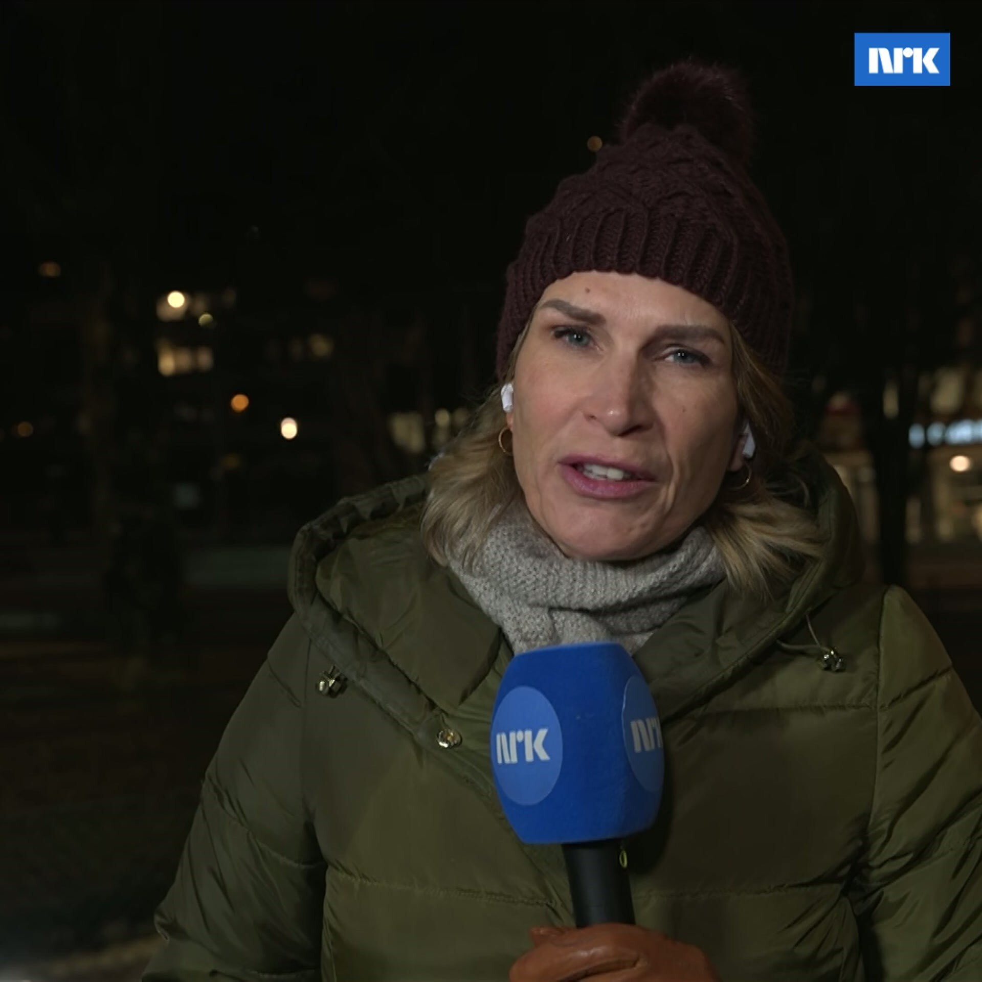 Reporteren merker den ubehagelige luften på direkten: – Det lukter bål ...