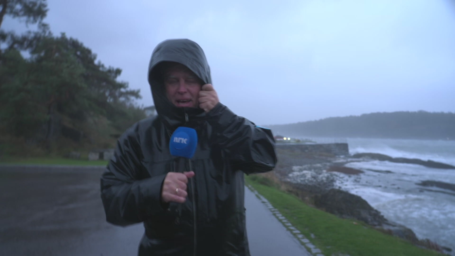 Reporter midt i stormen: – Nå er det ordentlig vær – NRK