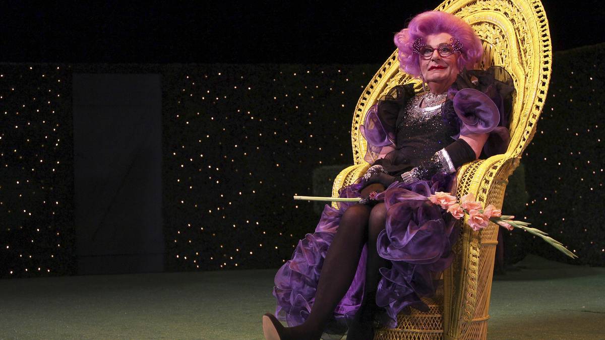 Australsk avis: Komikeren Barry Humphries, som spilte «Dame Edna», er ... Australsk avis: Komikeren Barry Humphries, som spilte «Dame Edna», er ...