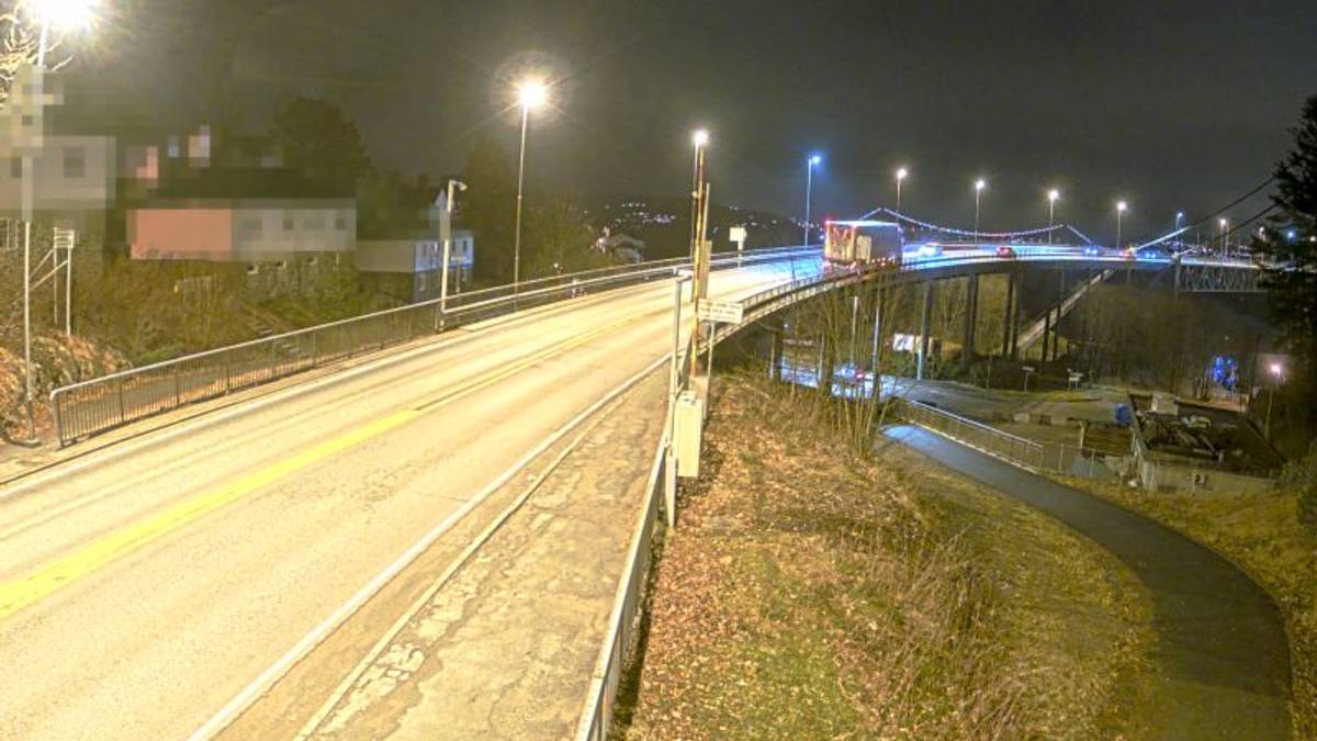 Stopper kjøretøy på Sotrabroen – NRK Vestland