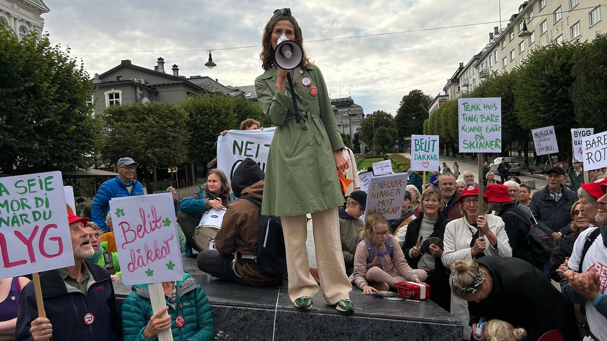 Demonstrasjon for og mot Bybanen langs Bryggen – NRK Vestland