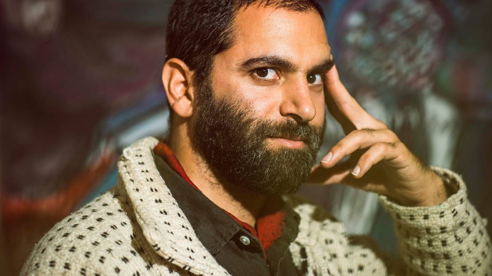 Komiker Amir Asgharnejad slo hodet og ble kunstmaler – Kultur