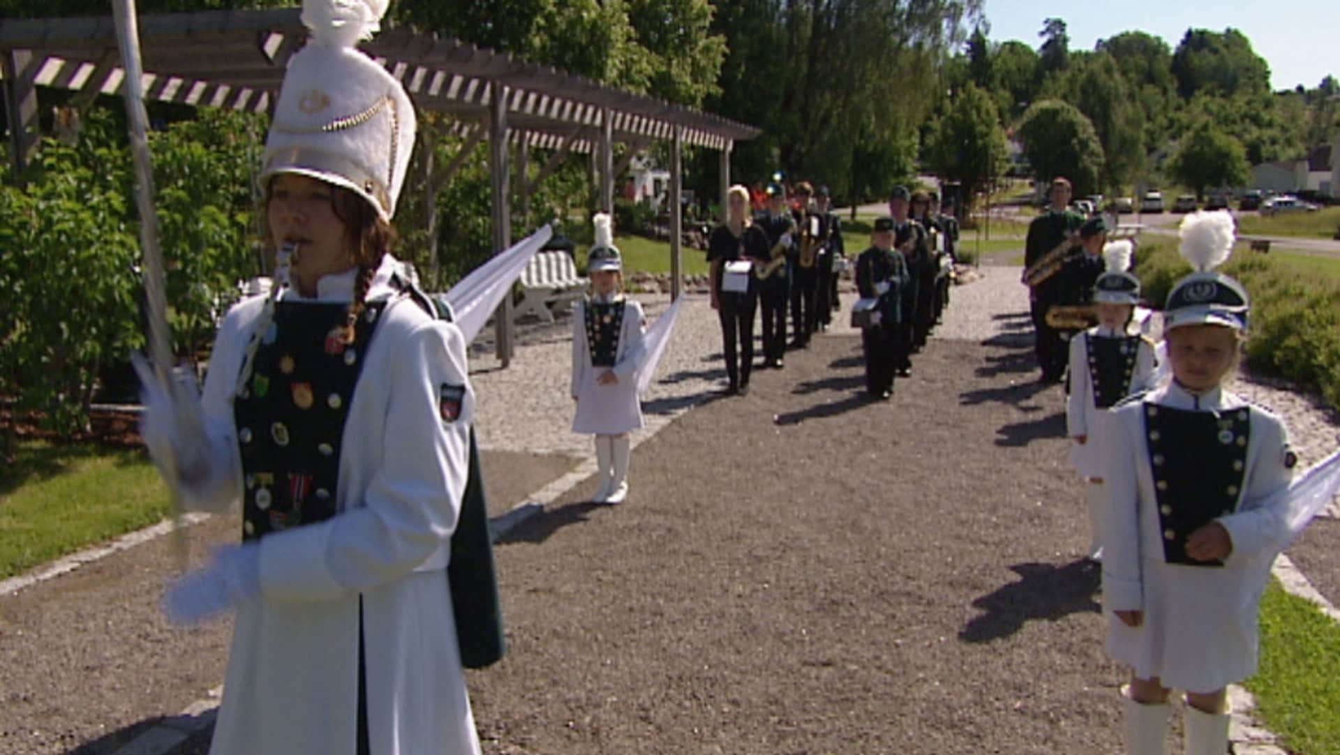 Andebu skolekorps spilte for kongen – NRK