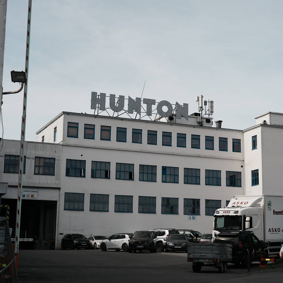 Kraftig brann ved Hunton fiber på Gjøvik: – Ikke kontroll – NRK ...