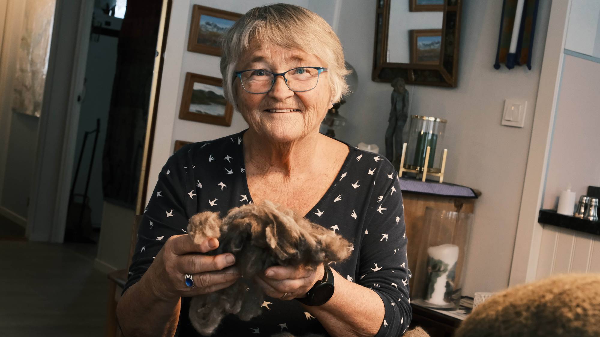 Liv Skogsrud Vigenstad fra Dovre strikker luer av ull fra moskus – NRK ...