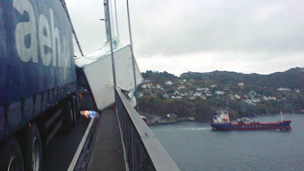 Vinden tok henger på Sotrabroen – NRK Vestland