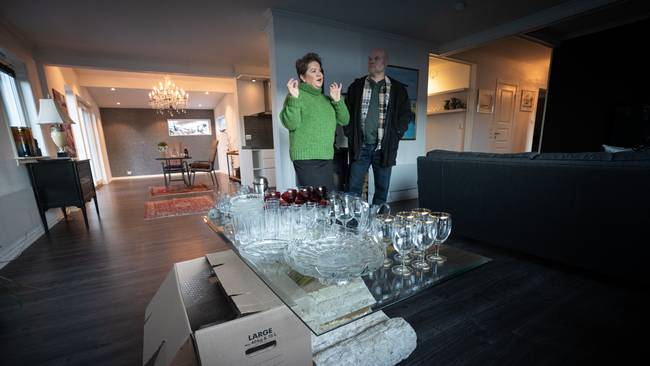 Yvonne Haagensen og Terje Myhr let interesserte kjøparar prøvebu huset ...