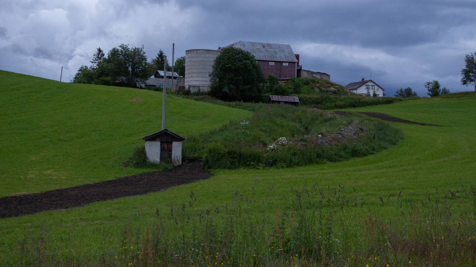 Lekkasje i gjødselkjeller: Mellom 200.000 og 400.000 liter kumøkk på et ...