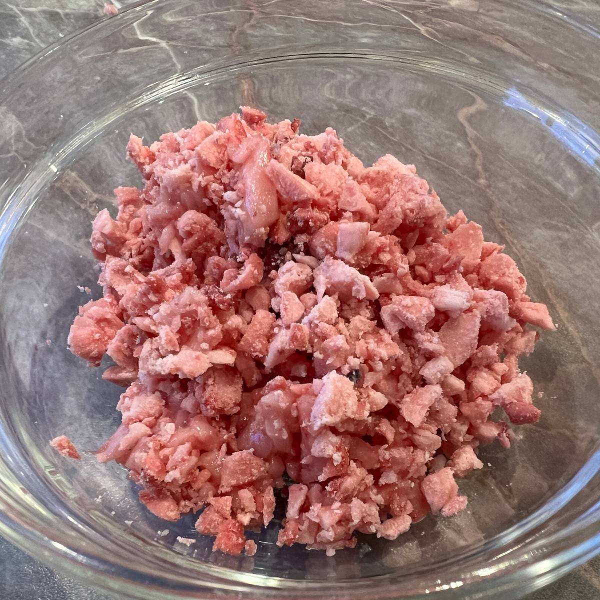 Reinhaler og flatbiff av rein til festmiddagen på samenes nasjonaldag ...